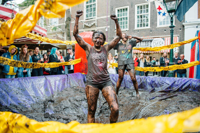 Modder Worstelen huren? - Augie Attracties & Events